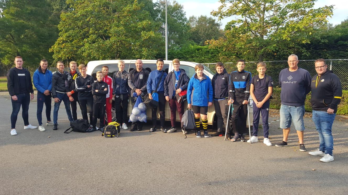 De JO15 met de taxibus van John Walraven naar Souburg | v.v. Kruiningen